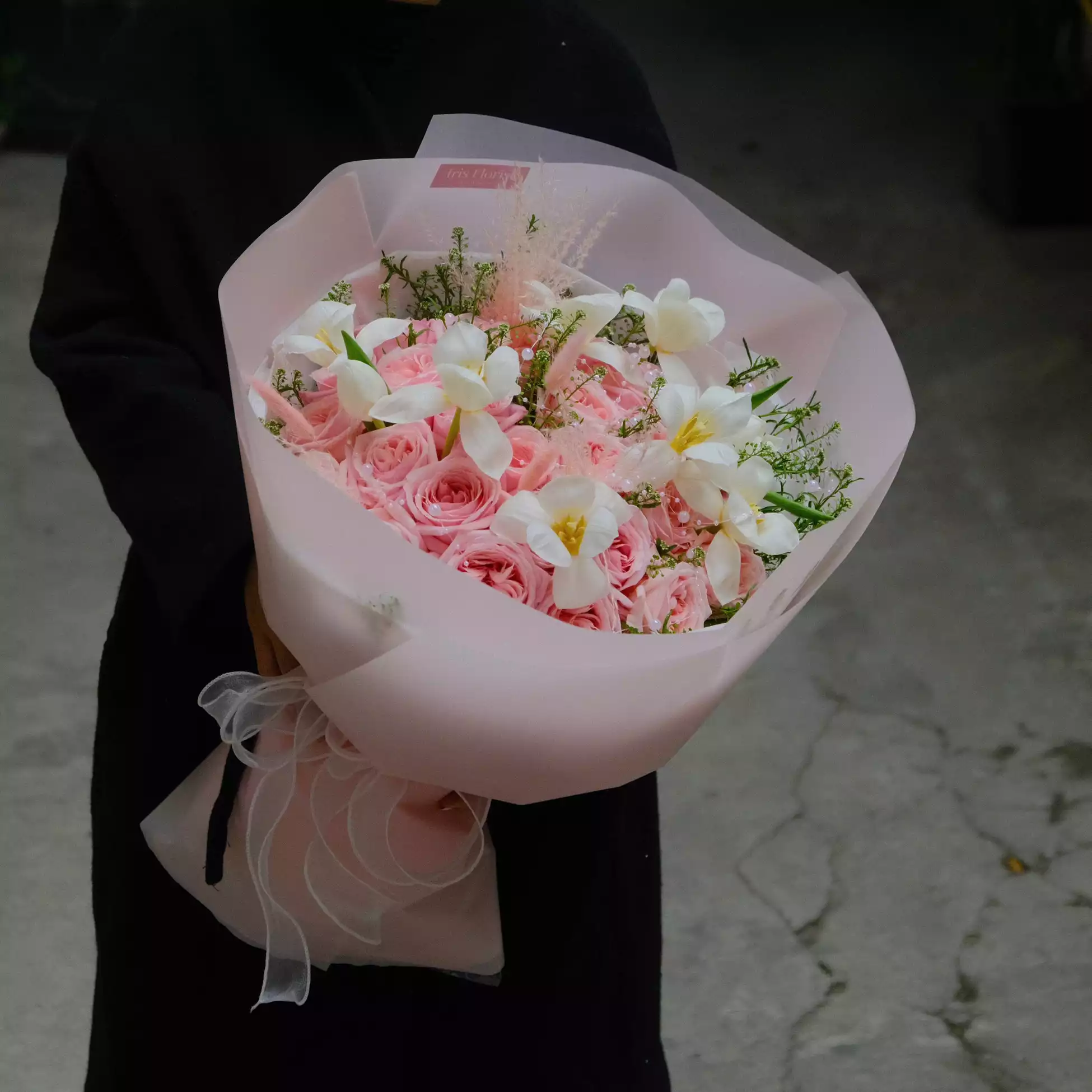 Bó Hồng Ohara mix Tulip trắng và hoa lá phụ | Iris Florist - Tiệm hoa tươi
