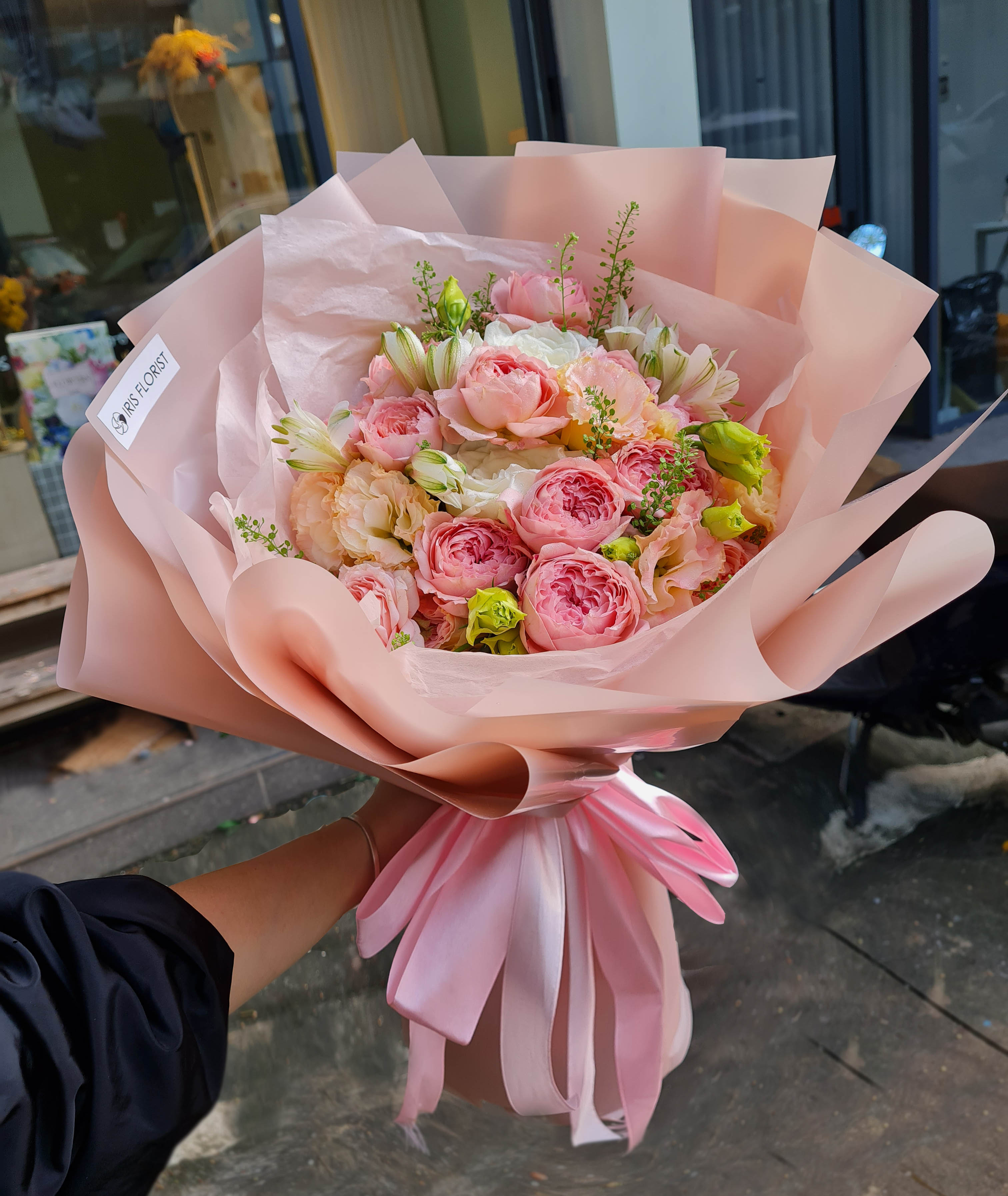Latte Spray Roses - Bó dáng tròn mix tone hồng cá hồi | Iris Florist ...