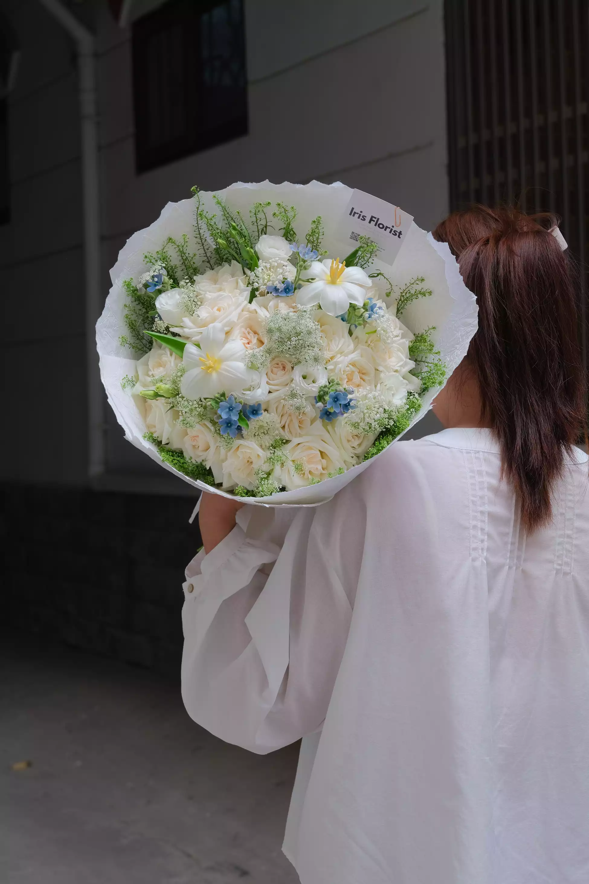 Bó hồng Ohara trắng mix sao xanh, hoa ren | Iris Florist - Tiệm hoa tươi